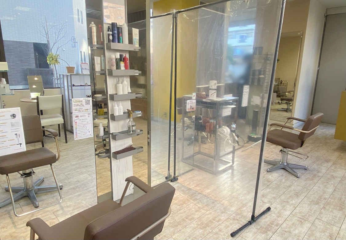 パーテーションで空間を開けて