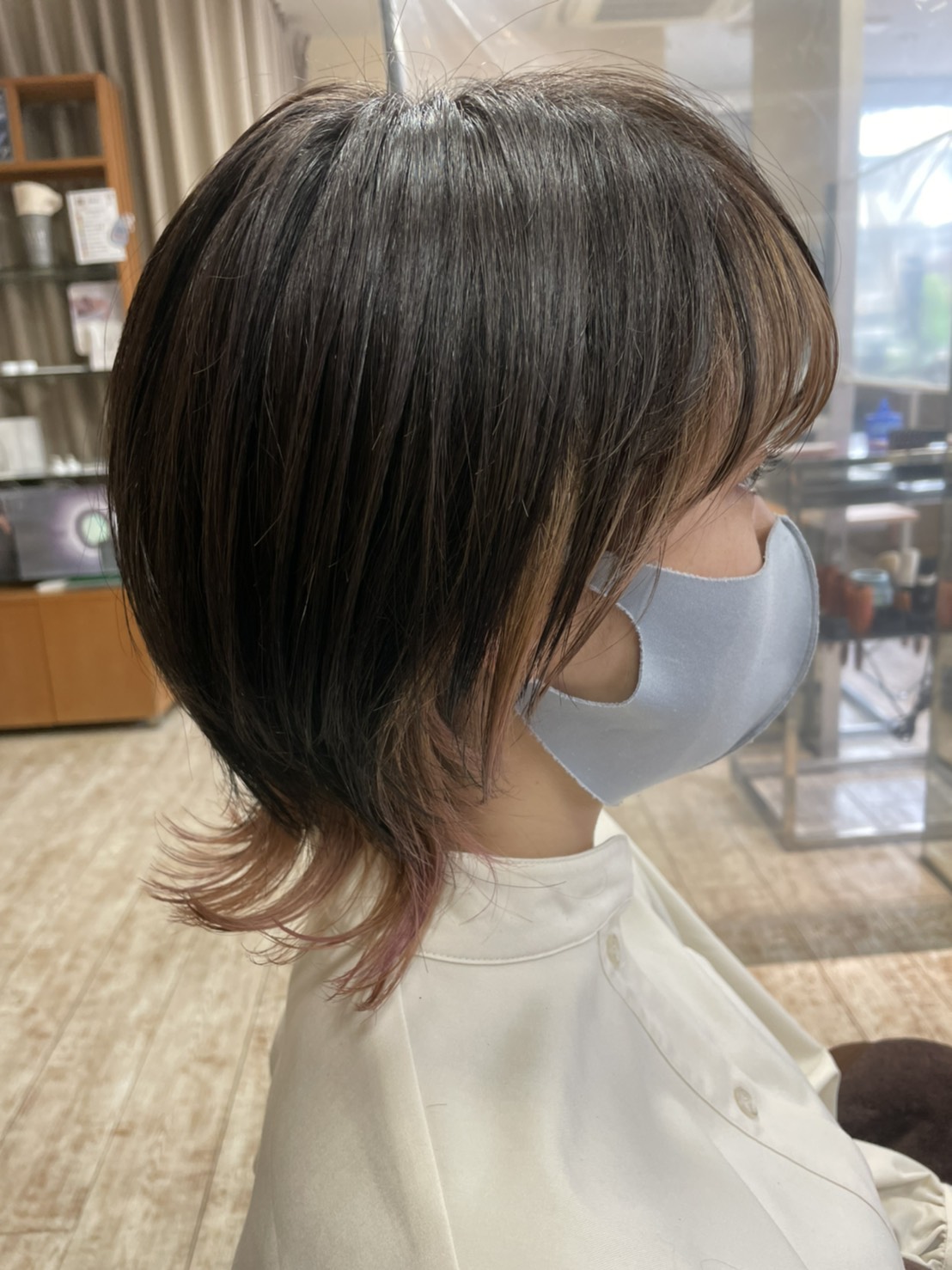 インナーカラー×ミディアムウルフ